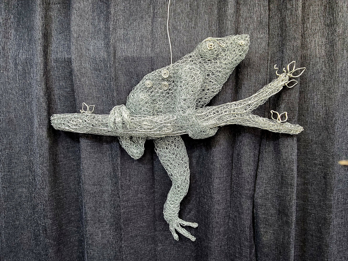 Chicken Wire Frog- Hanging Out – Wire Artist Laura Ouimet/We-met Wire Work