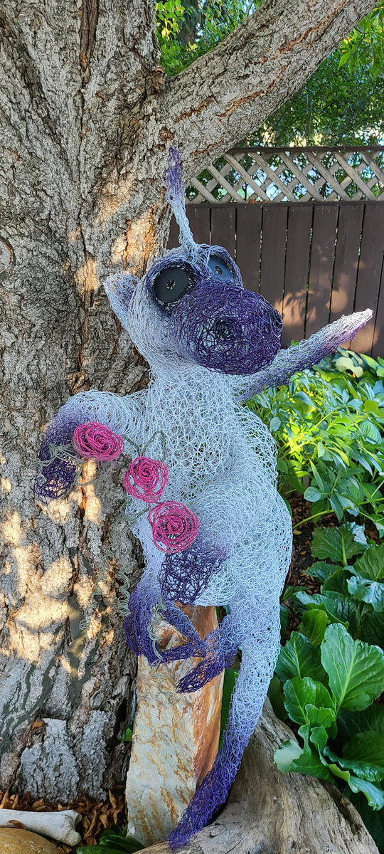 Chicken Wire Sitting Dragon – Wire Artist Laura Ouimet/We-met Wire Work